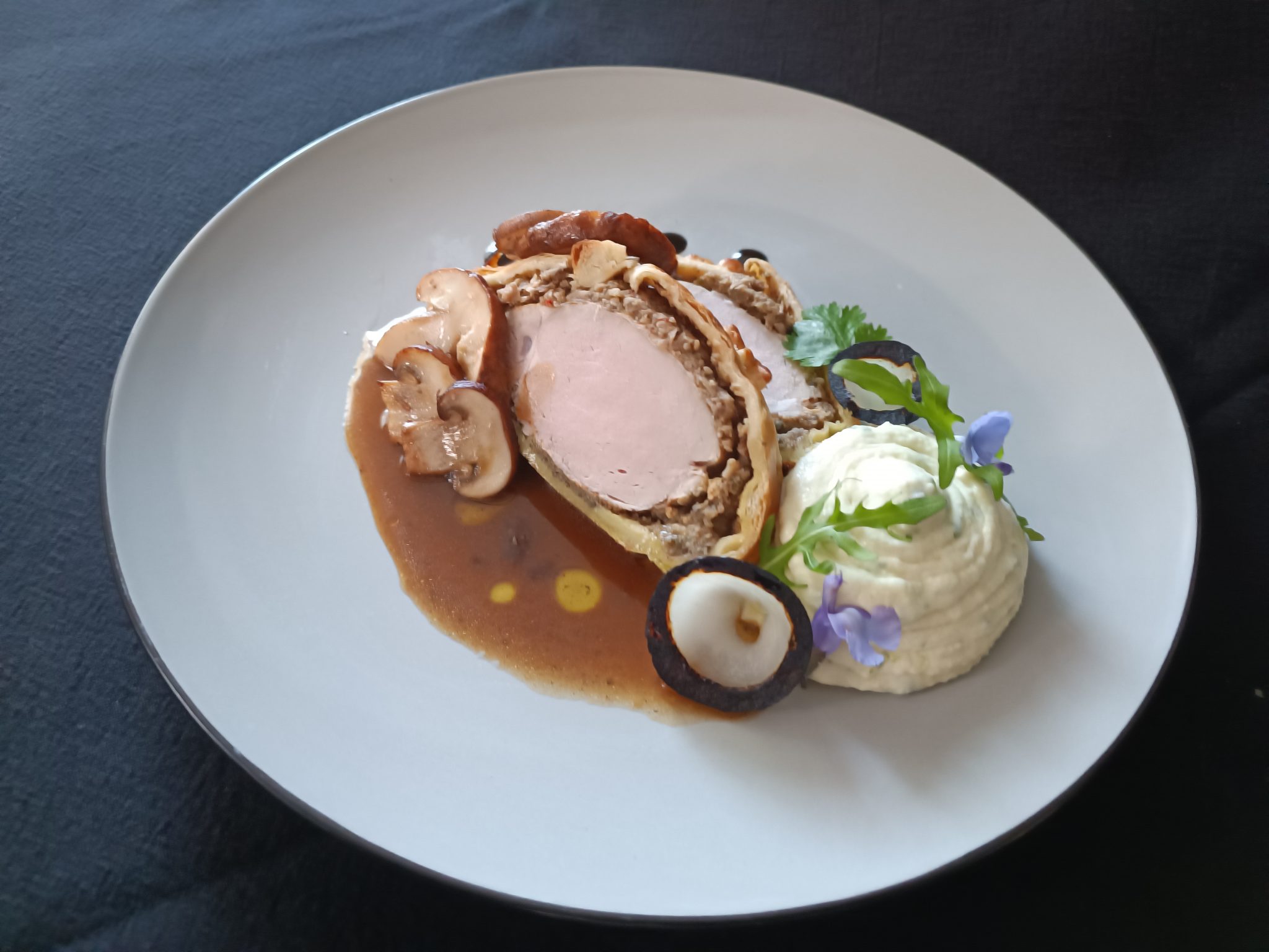 Filet Mignon de Porc en croûte , duxelles de champignons, purée de ...