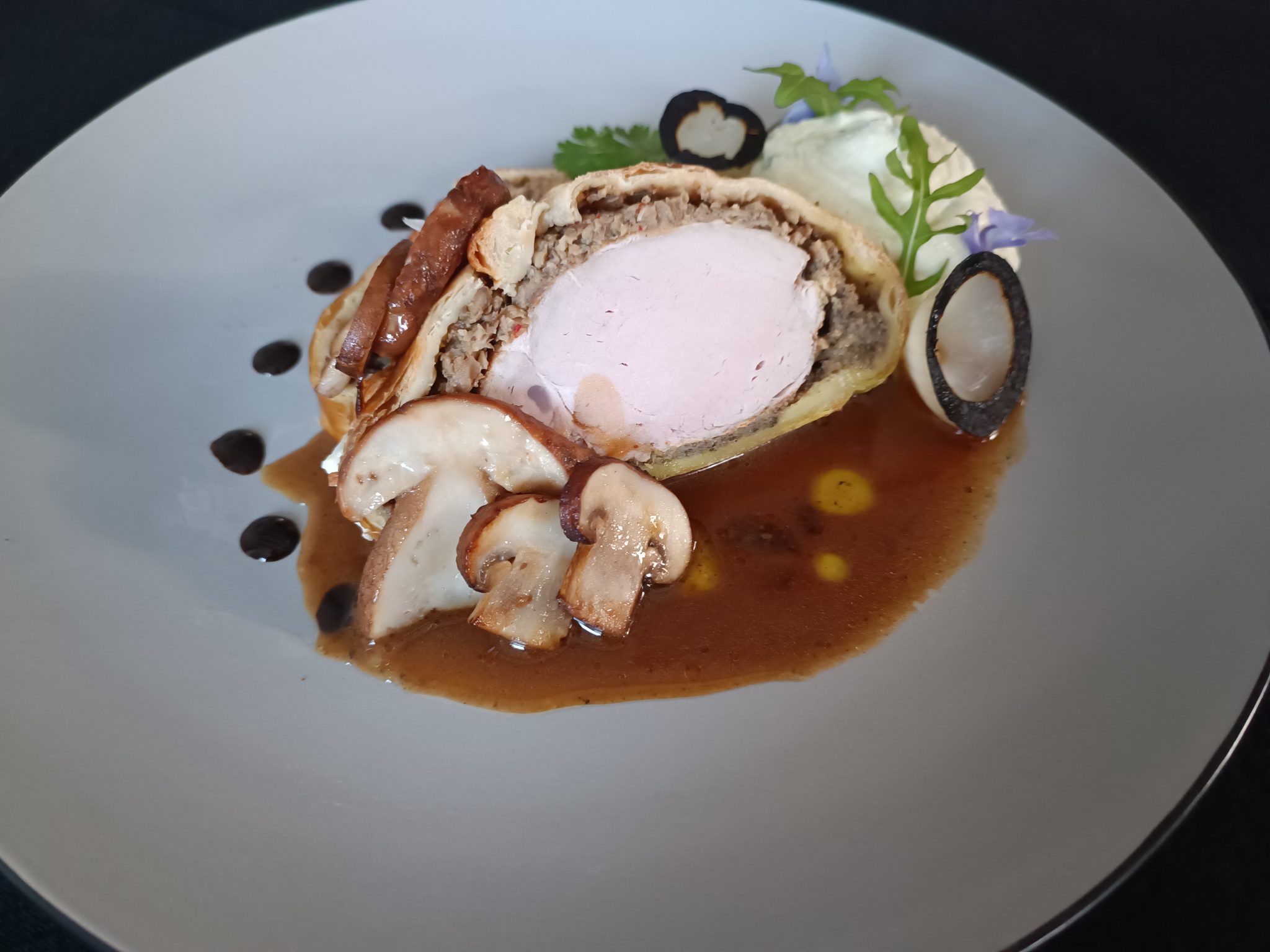 Filet Mignon de Porc en croûte , duxelles de champignons, purée de ...