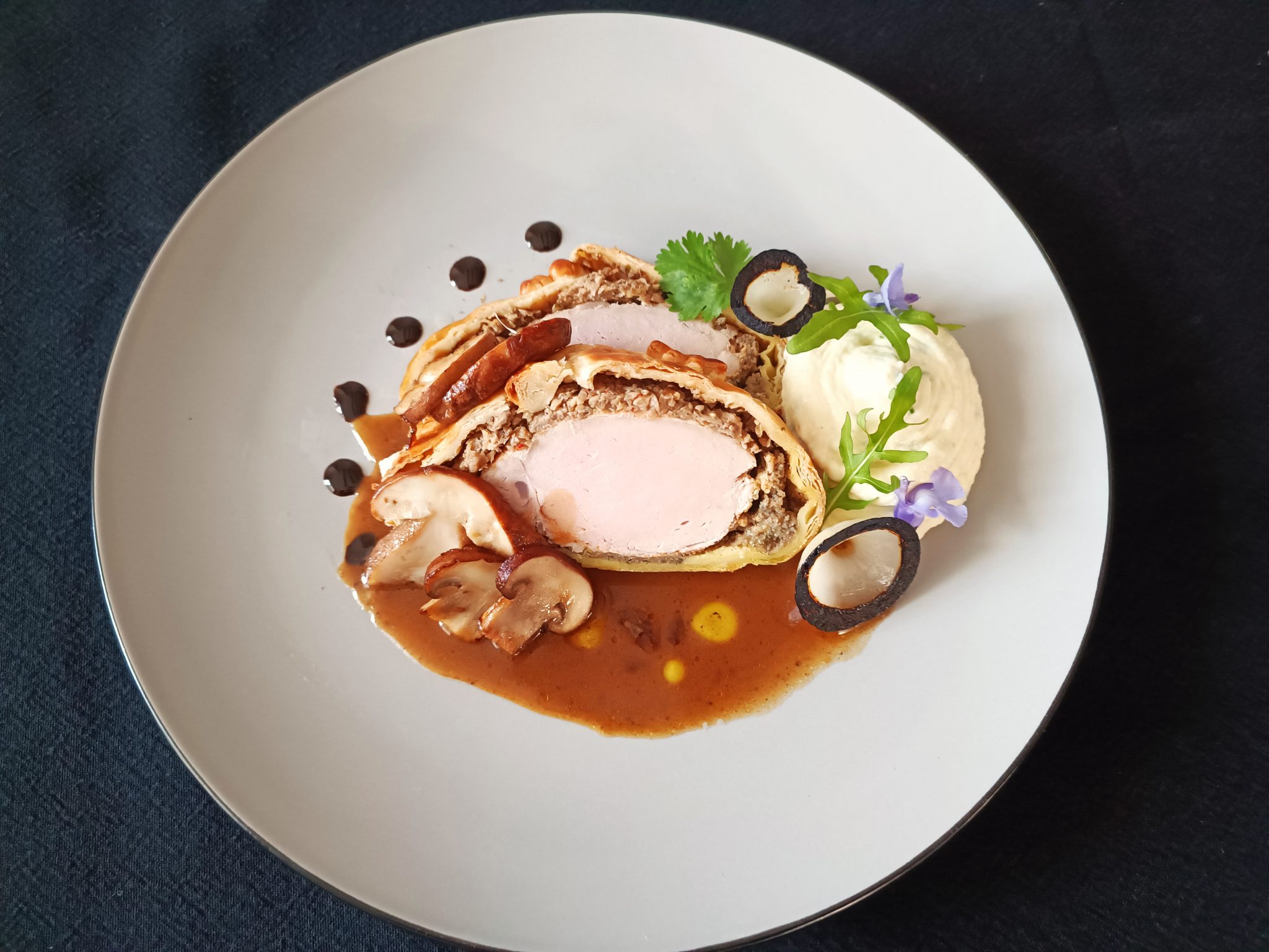 Filet Mignon de Porc en croûte , duxelles de champignons, purée de ...