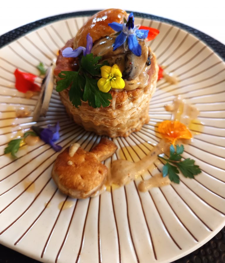 Bouchées à la Reine au ris de veau , morilles , champignons de Paris et ...